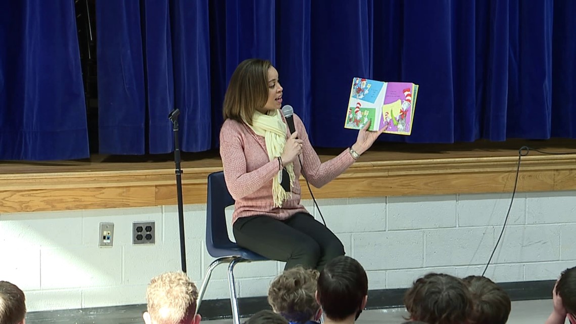 Lisa Washington reads to students at Riverside East | wnep.com