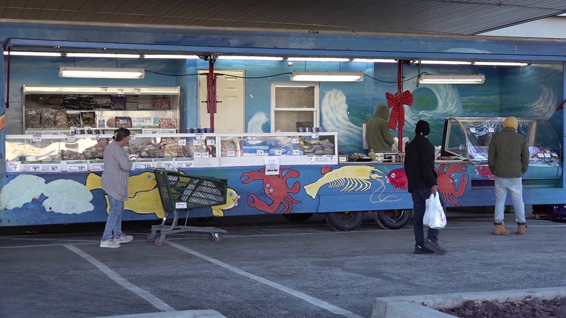 Schiels Family Market draws holiday crowds with outdoor seafood sales ...