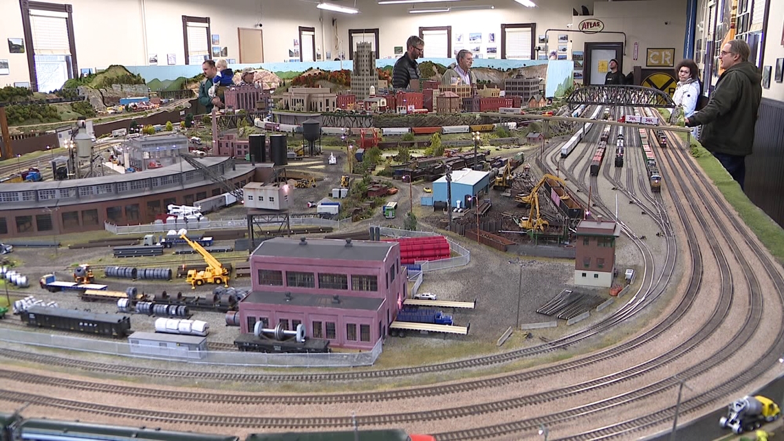 Hudson Model Railroad Club showcases 40 year old model layout at winter ...