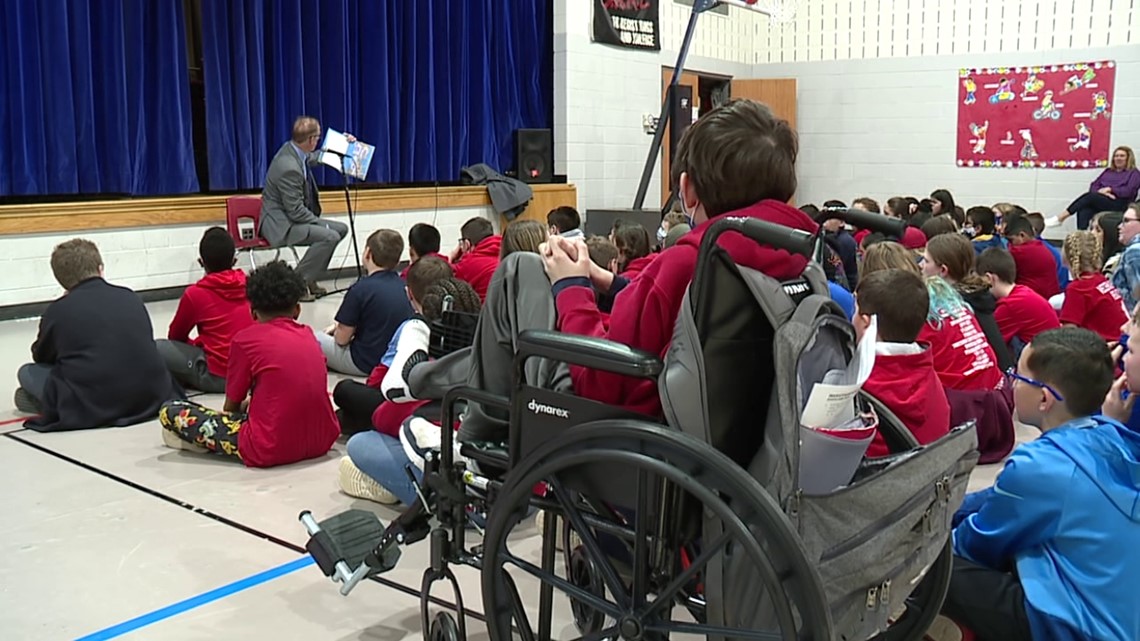 Scott Schaeffer reads to students in Moosic | wnep.com
