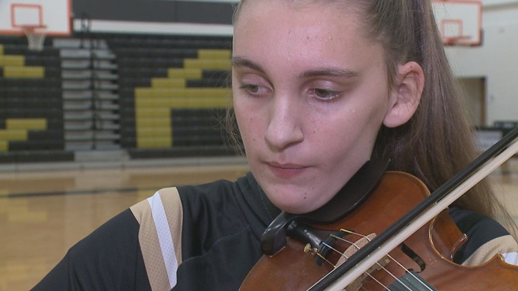 Michaela Williams goes viral after with violin National Anthem | wnep.com