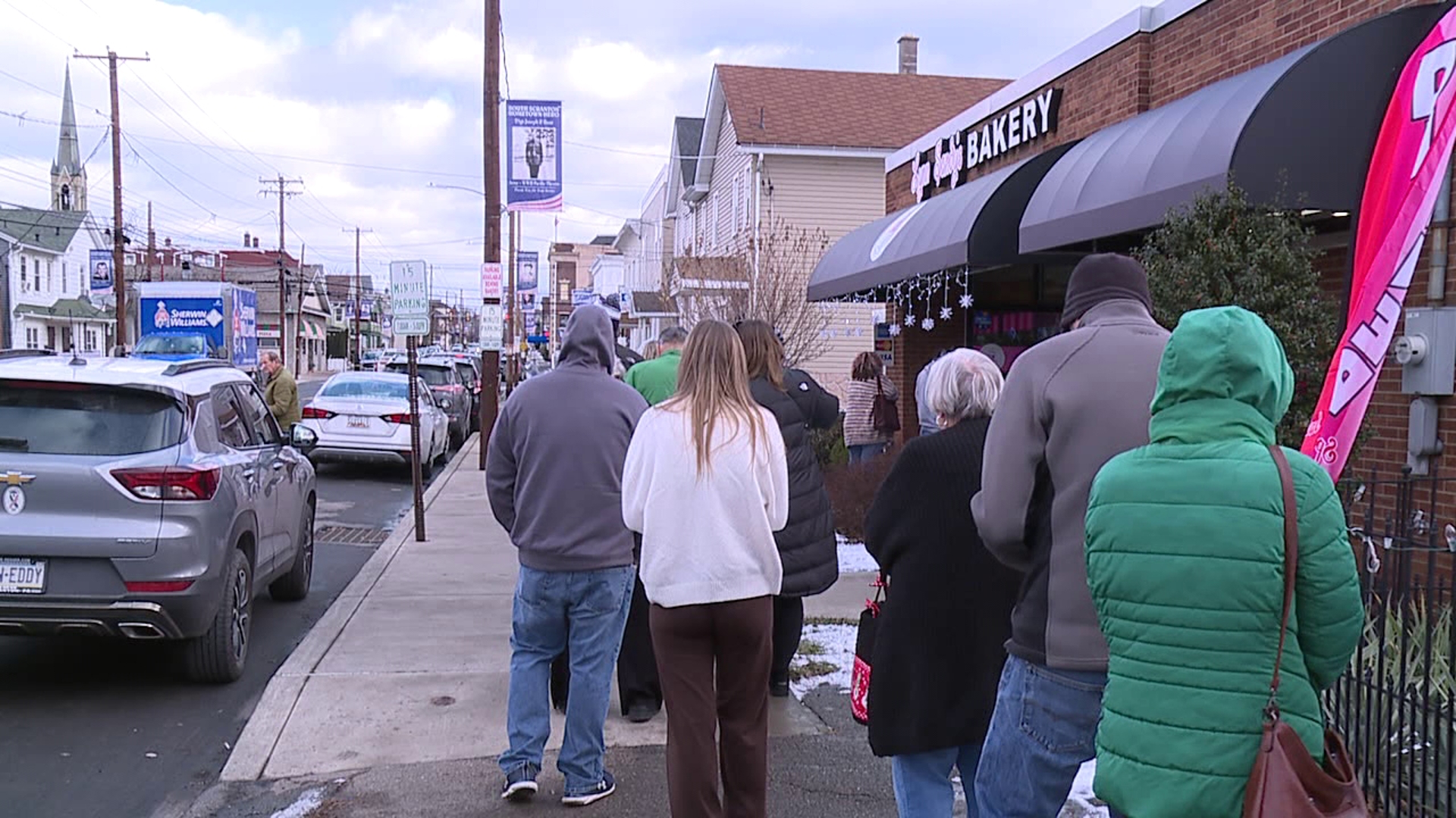 Lines out the door for Christmas Eve food pickups | wnep.com