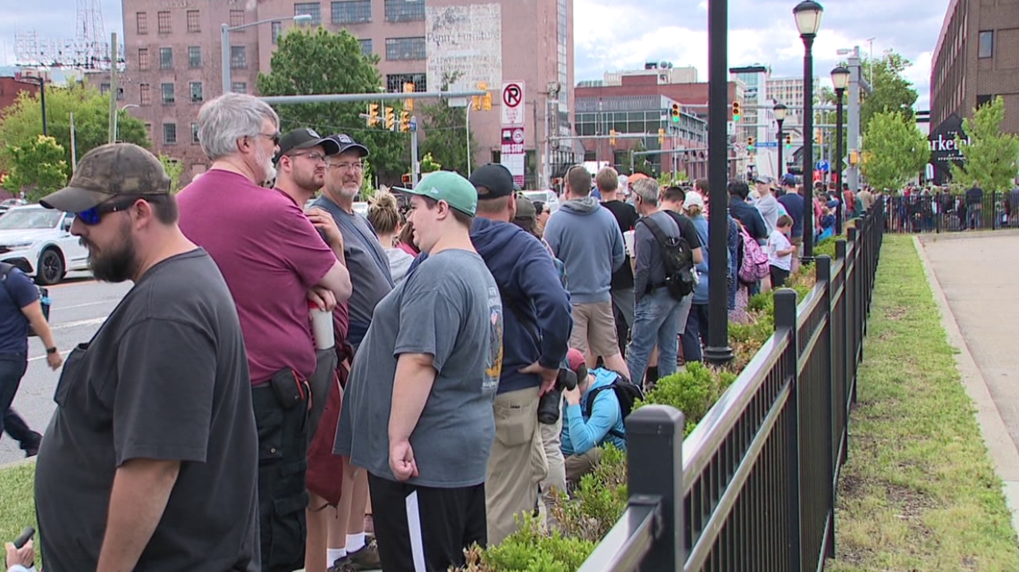 Crowd rolls into Scranton to visit Union Pacific's Big Boy No. 4014 ...