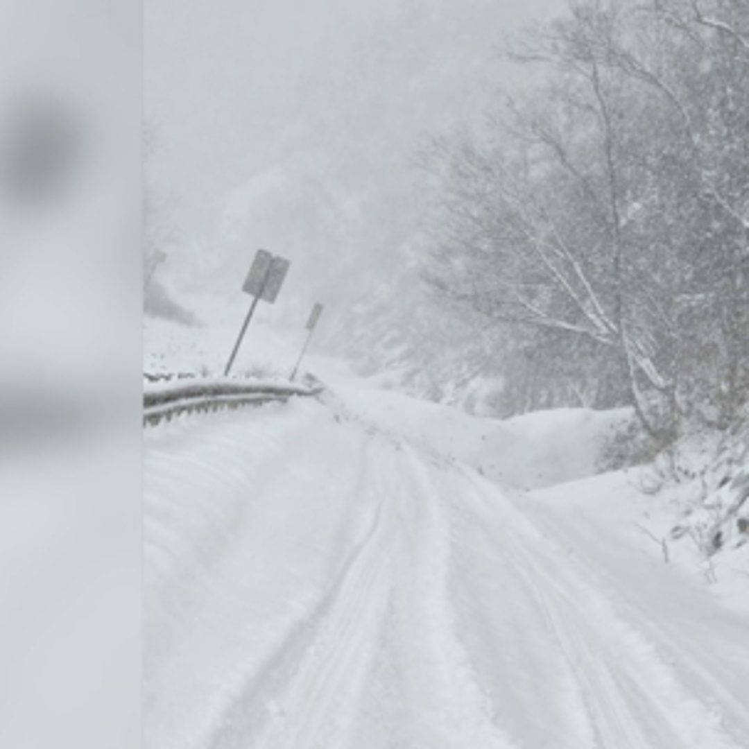 Large amount of snow falls onto roadway in Duryea | wnep.com