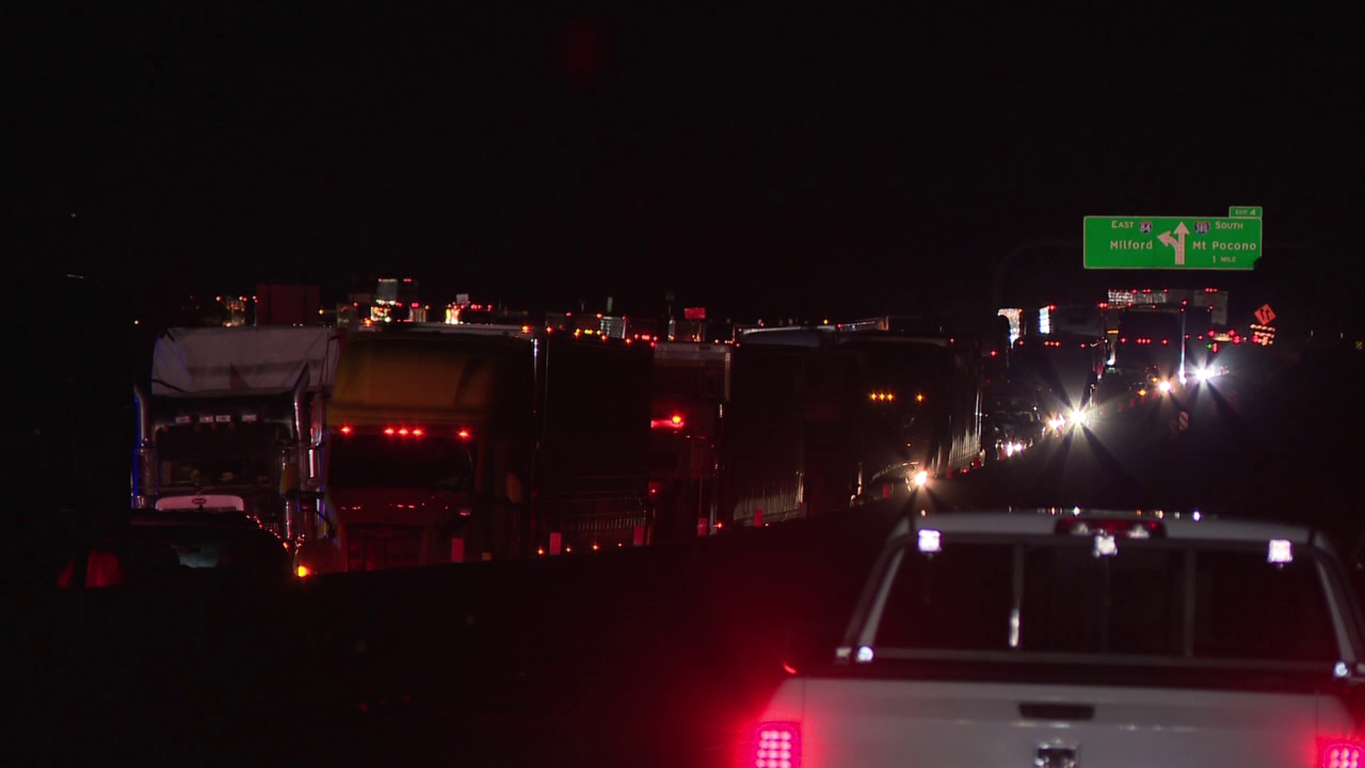Portion of I-81 southbound lanes closed in Schuylkill County after tractor-trailer crash | wnep.com