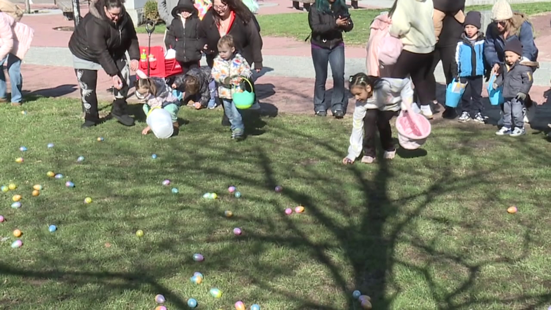Wilkes-Barre Easter egg hunt thrills families at Public Square | wnep.com