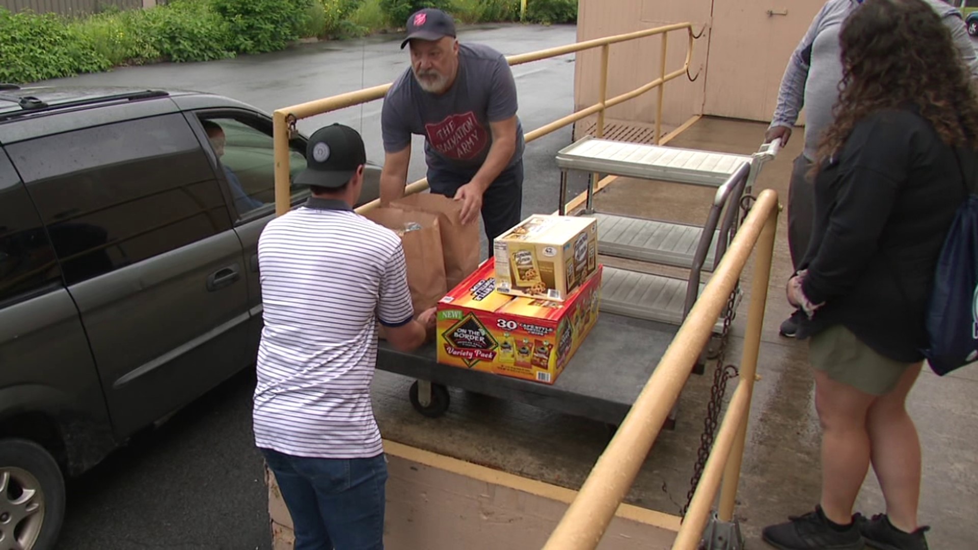 RailRiders pitch in to help at Salvation Army in Scranton | wnep.com