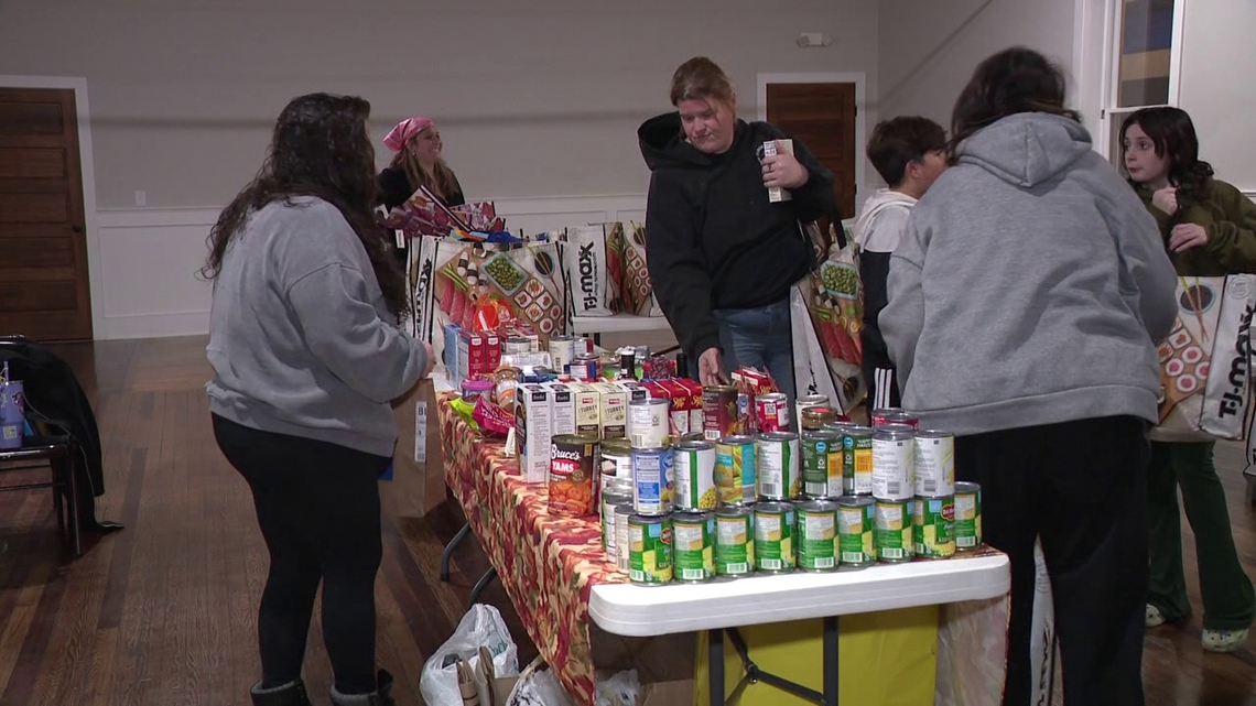 Five friends give out free food to folks for Thanksgiving | wnep.com