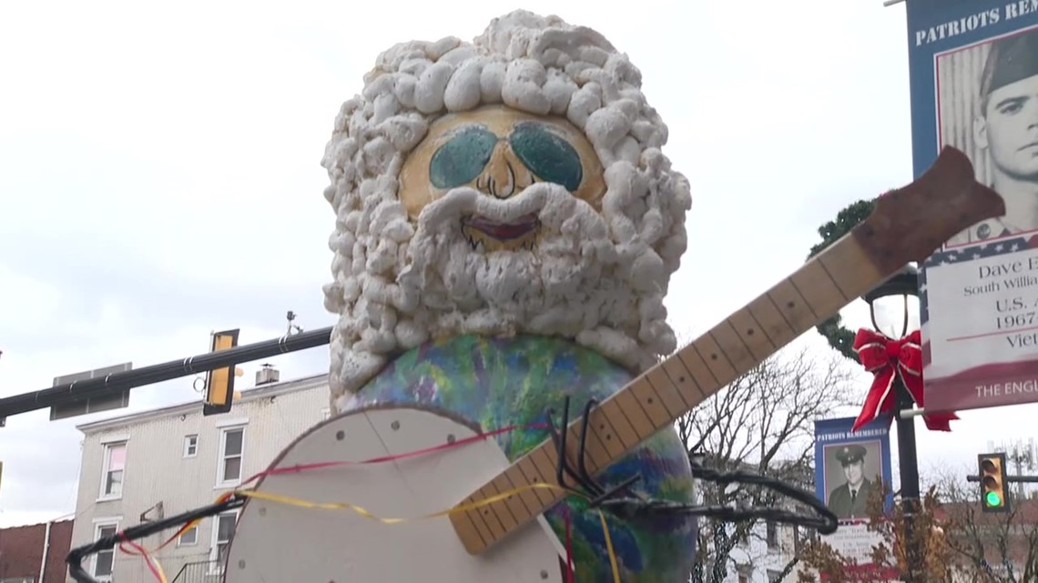 Snowmen bring holiday cheer in Stroudsburg | wnep.com