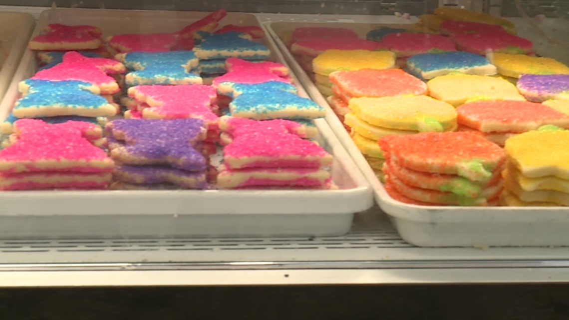 Easter weekend draws early morning crowds to Lynn Sandy's Bakery in ...