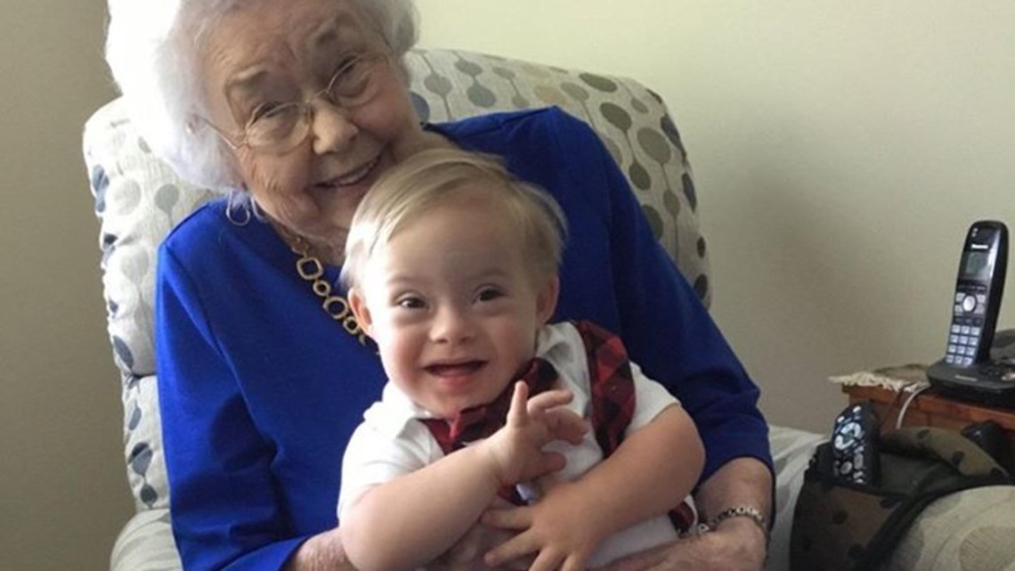 Original Gerber baby poses with current Gerber baby in adorable photo ...