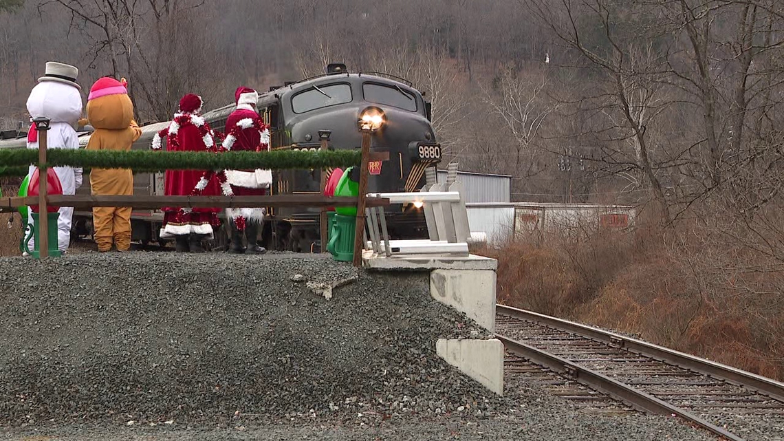 Santa Christmas Tree Express delights families in Honesdale | wnep.com