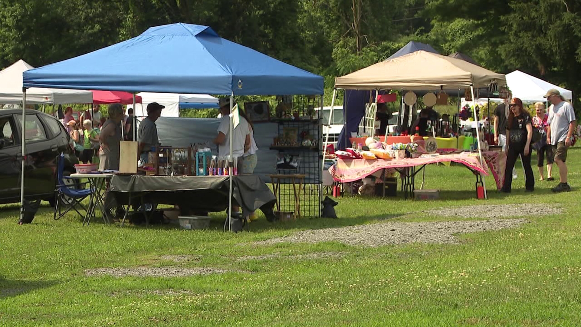 Craft fair held at Moonlite Drive-In | wnep.com