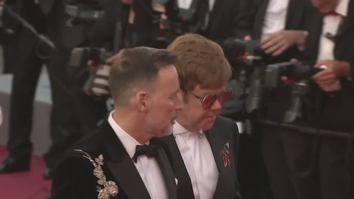 Elton John reschedules Des Moines "Farewell Yellow Brick Road Tour ...