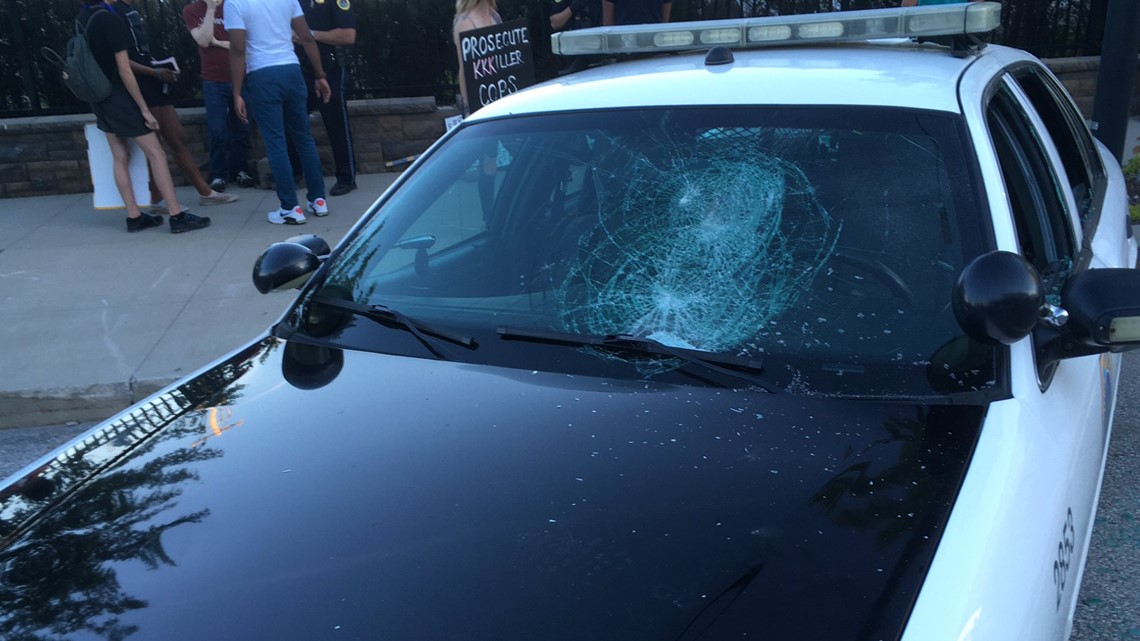 Protesters and police-line clash as George Floyd rally escalates in Des ...