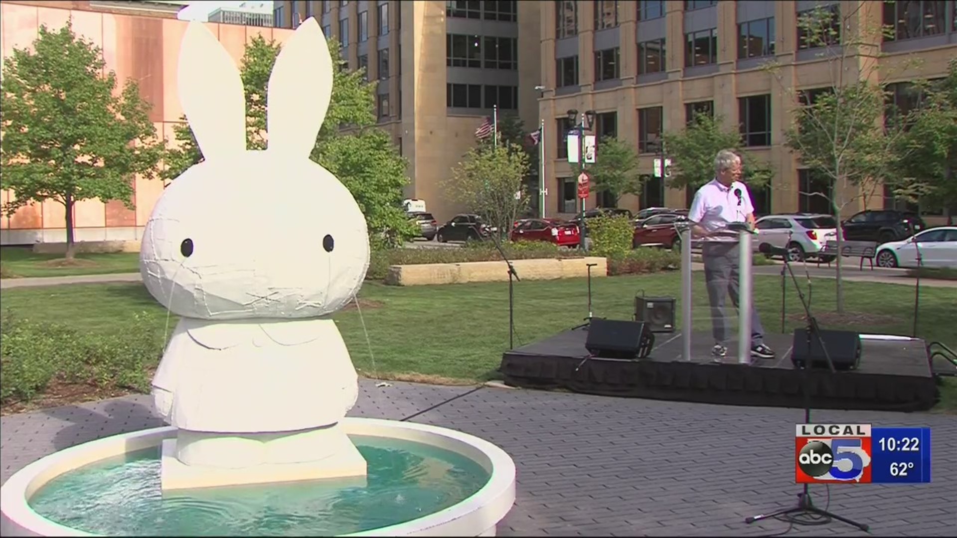 New sculpture dedicated at Des Moines Central Library | weareiowa.com