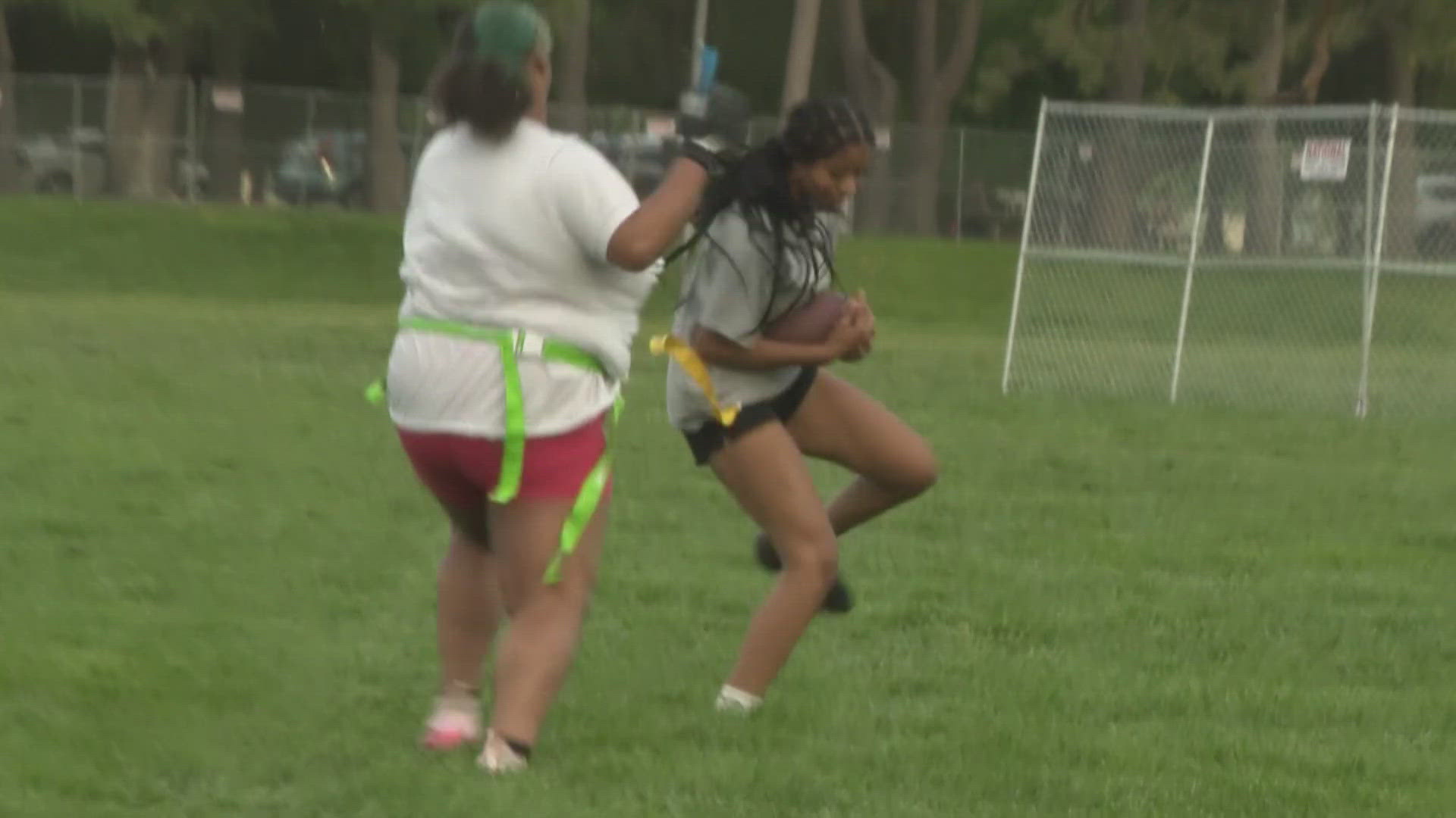 Des Moines girls flag football league sets up for postseason ...