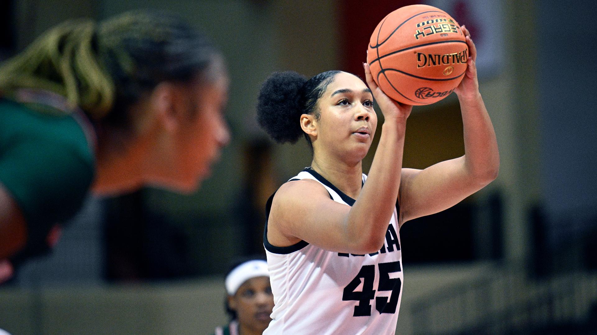 Hannah Stuelke is the AP women's basketball player of the week ...