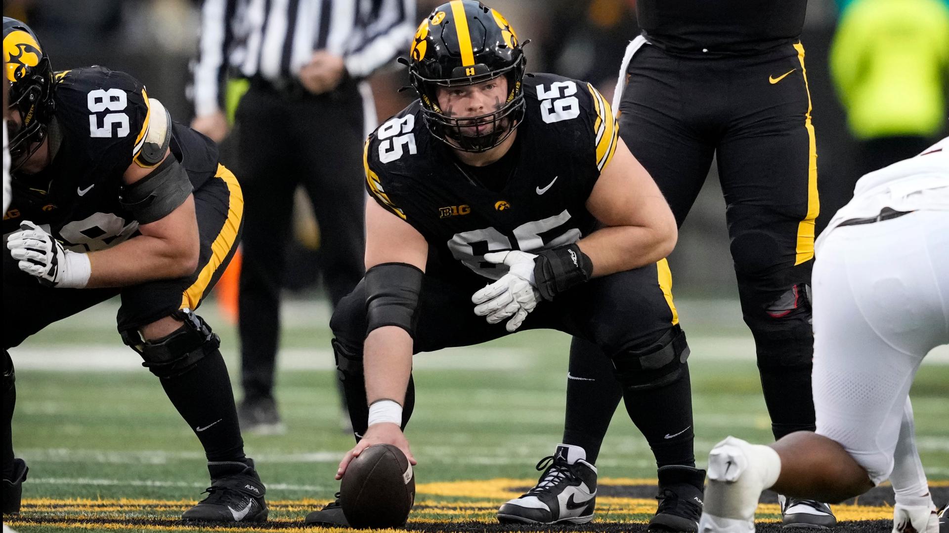 Iowa offensive line wins Joe Moore Award, designating unit as best in ...