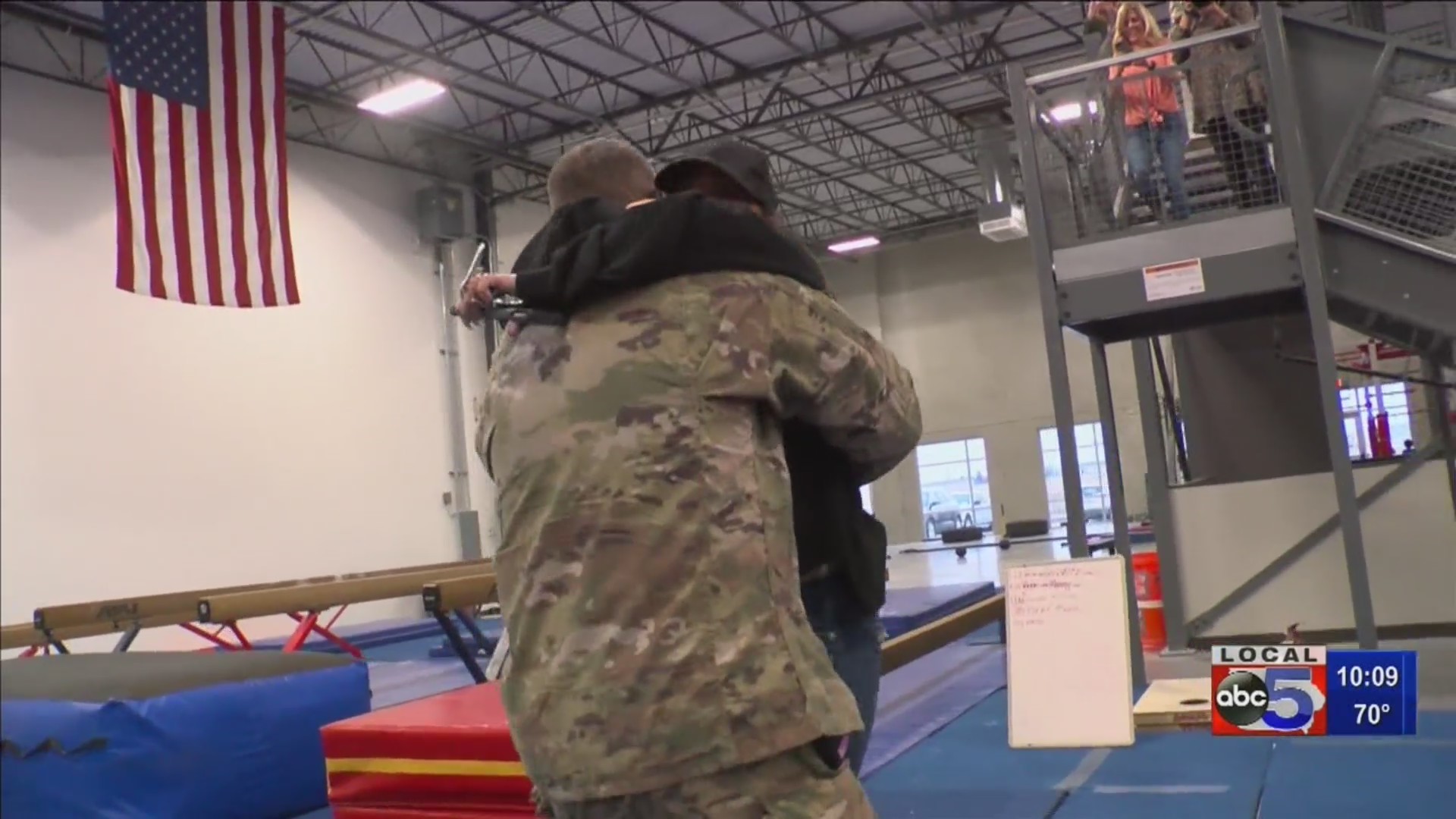 “Honey, I’m home”: Soldier surprises family with emotional homecoming ...