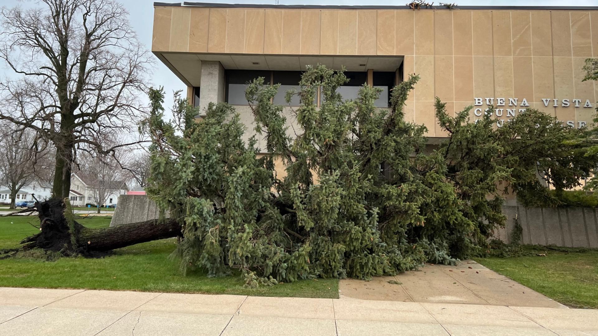 Storm Lake, Iowa: Power outages, wind gusts, Thursday storm damage ...
