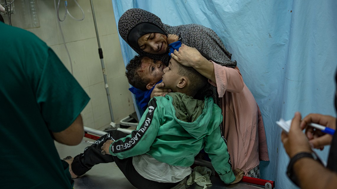 Israel raids Gaza's largest hospital, where hundreds shelter | wnep.com