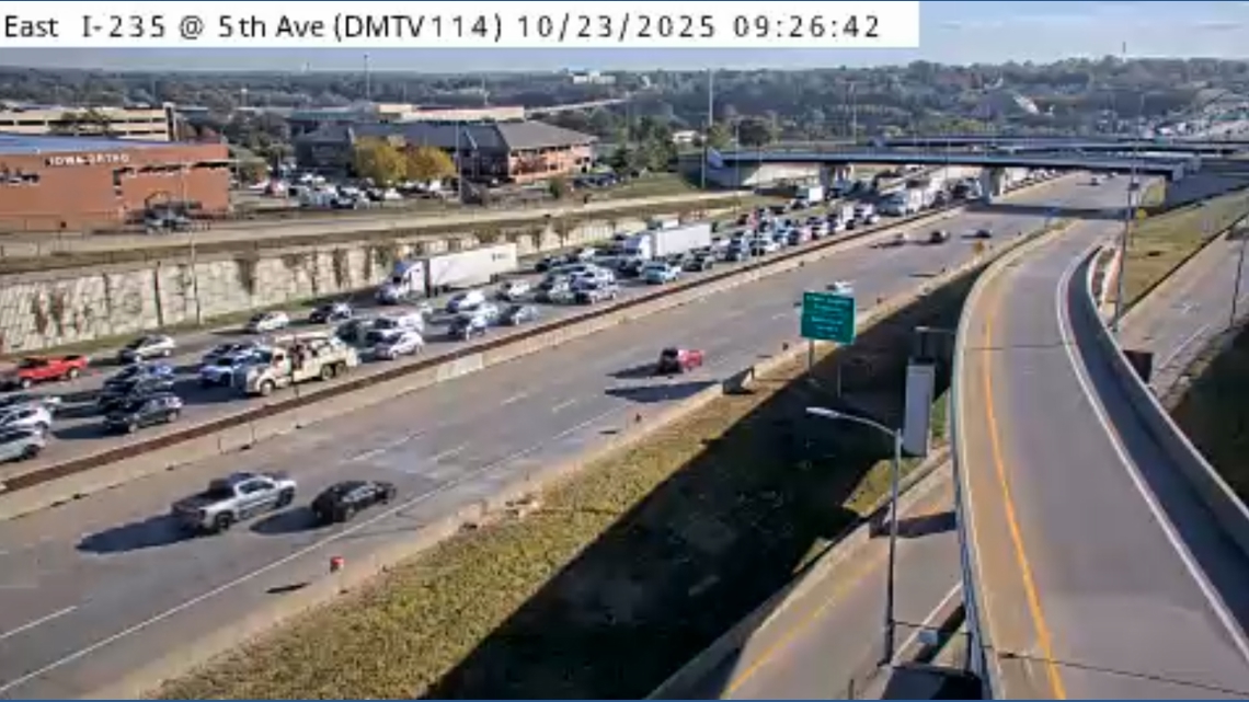 Des Moines traffic: Crash blocks two lanes on I-235 | weareiowa.com