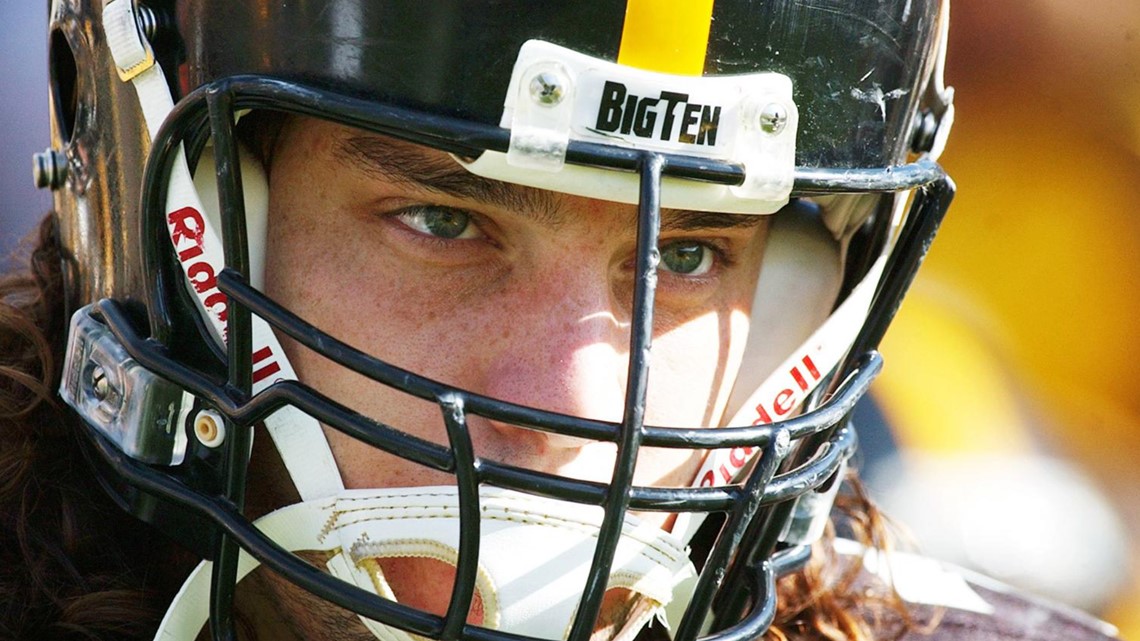 Robert Gallery named to College Football Hall of Fame | wqad.com