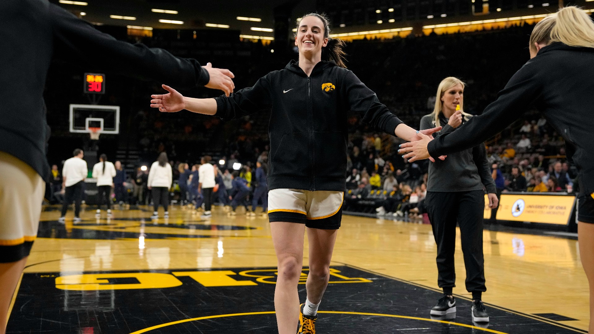 Iowa's Caitlin Clark breaks NCAA women's career scoring record | wnep.com