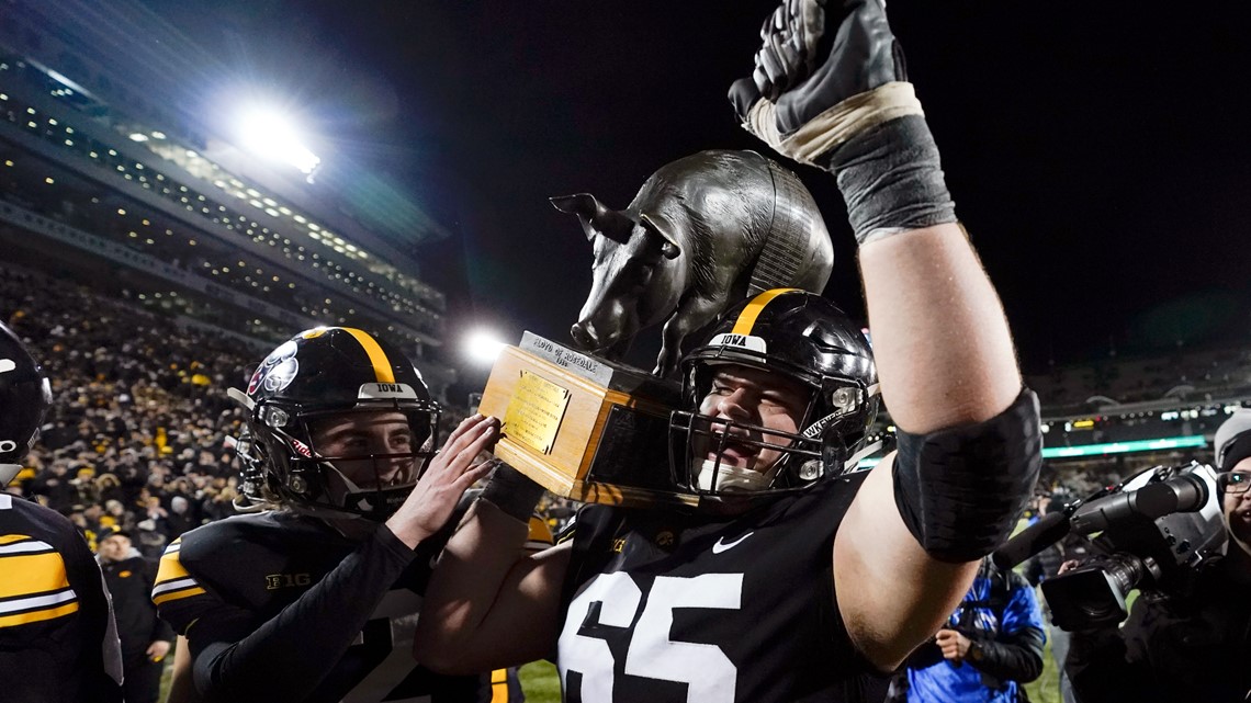 Late stops let No. 19 Iowa beat Minnesota 27-22, keep Floyd | weareiowa.com