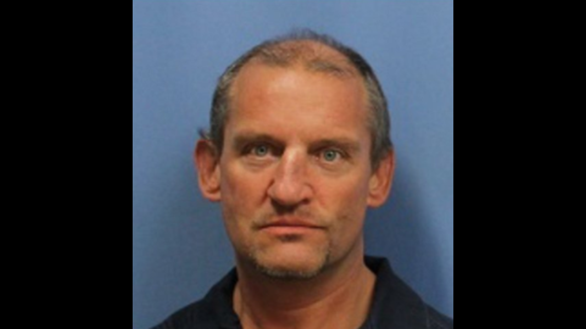 Inmate gets through security gate, walks off Iowa correctional facility ...