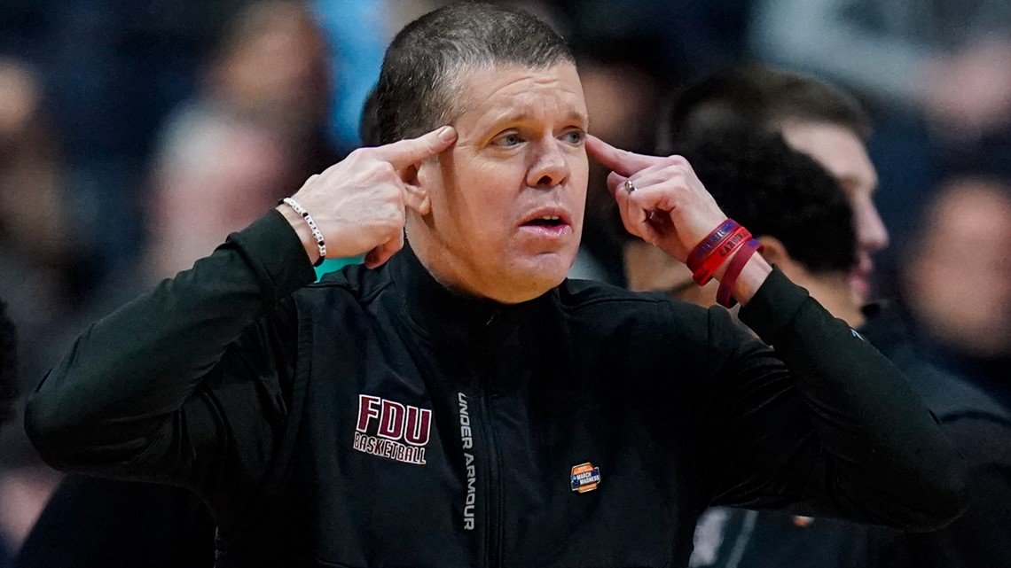 Iona men's basketball names Tobin Anderson new head coach | weareiowa.com