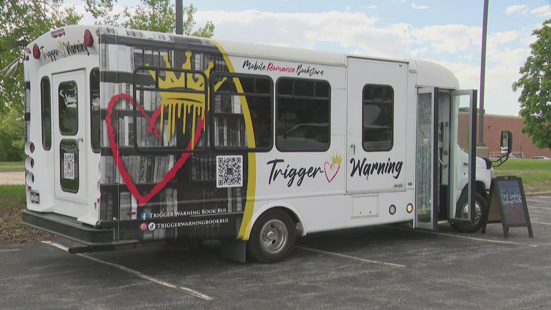 New book bus brings romance reads to Des Moines metro | weareiowa.com