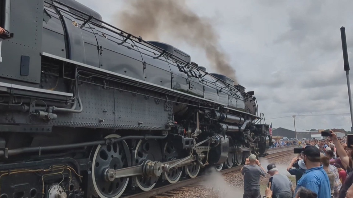 World's largest working steam locomotive on cross-country tour ...