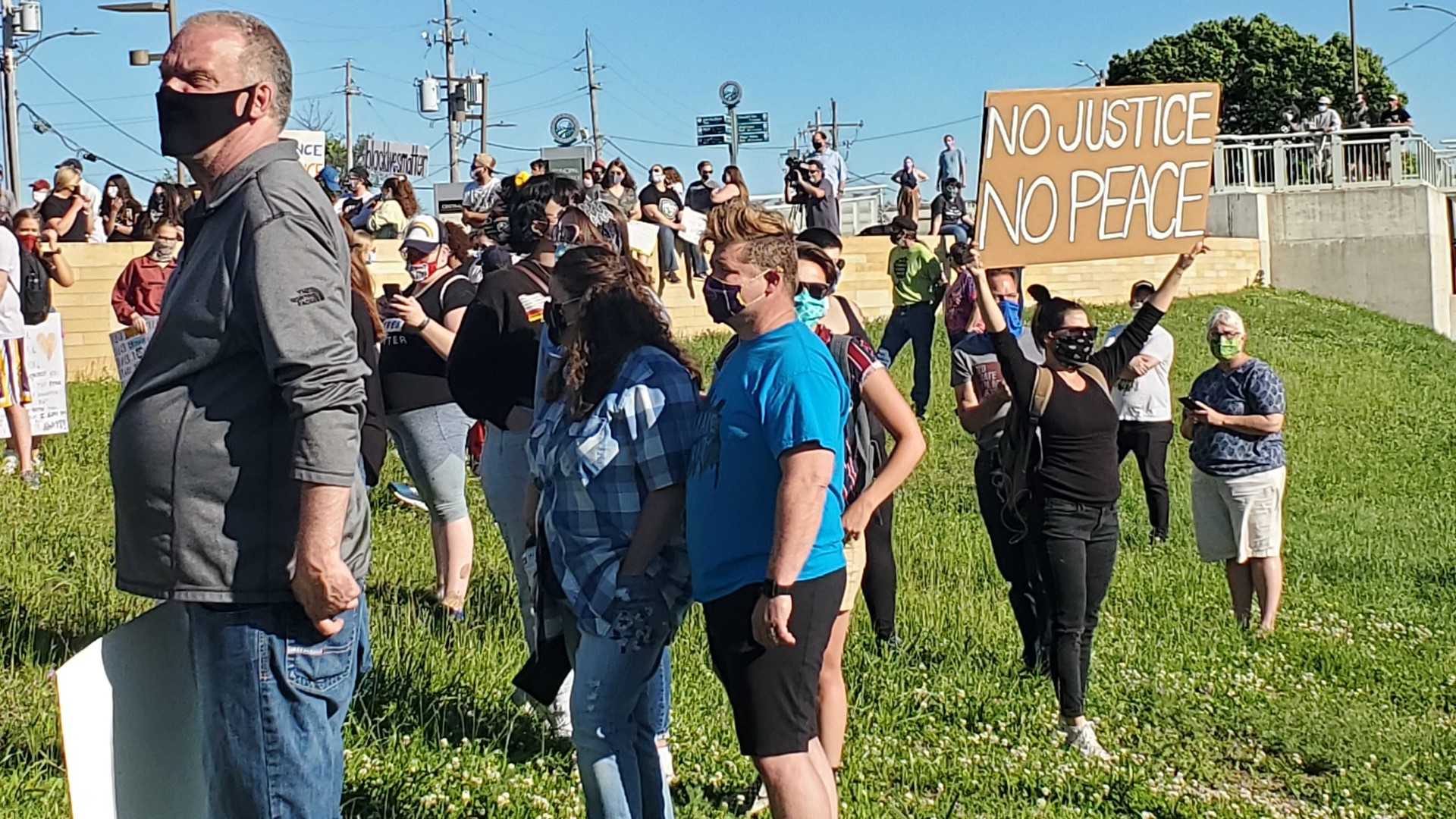 Protesters and police-line clash as George Floyd rally escalates in Des ...