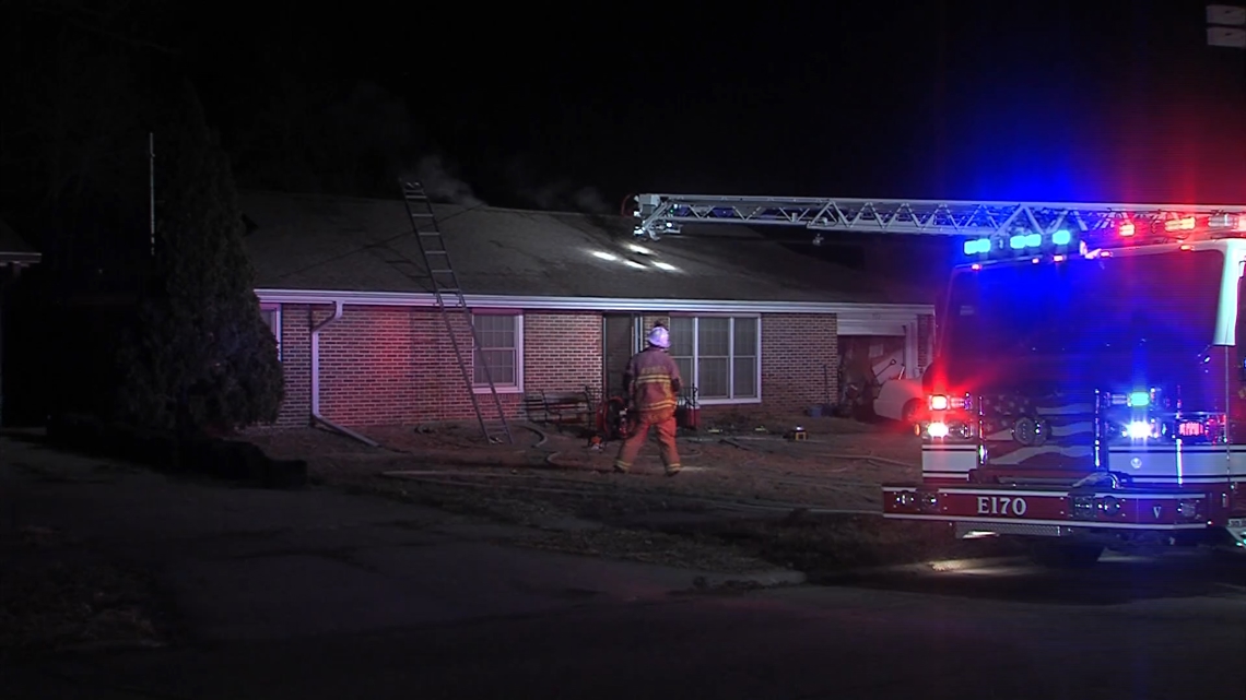 West Des Moines Fire Department battles early morning house fire ...