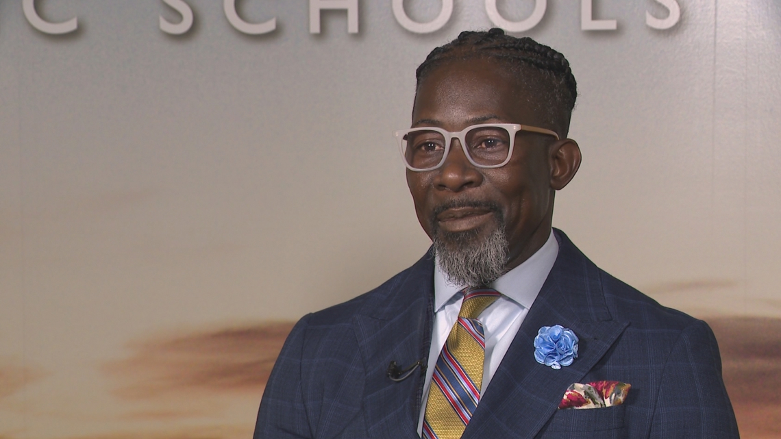 Dr. Ian Roberts resigns as DMPS superintendent | wqad.com