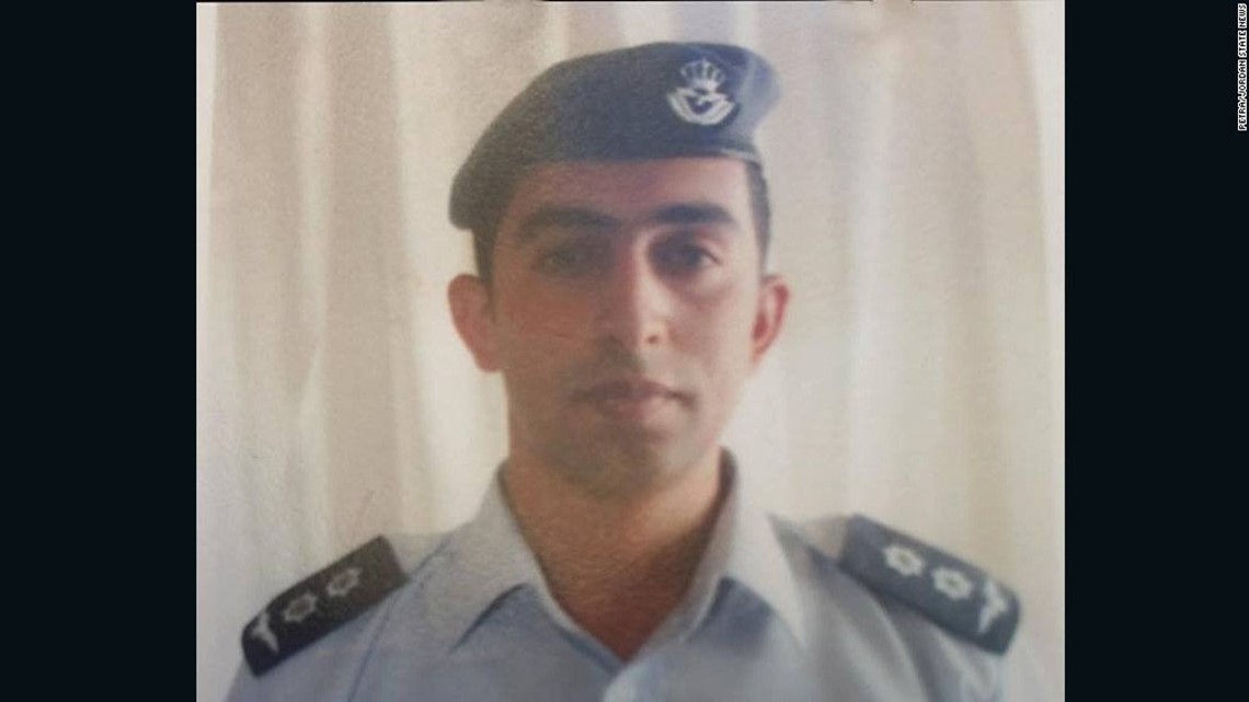 ISIS photos appear to show Jordanian pilot burned alive | fox43.com