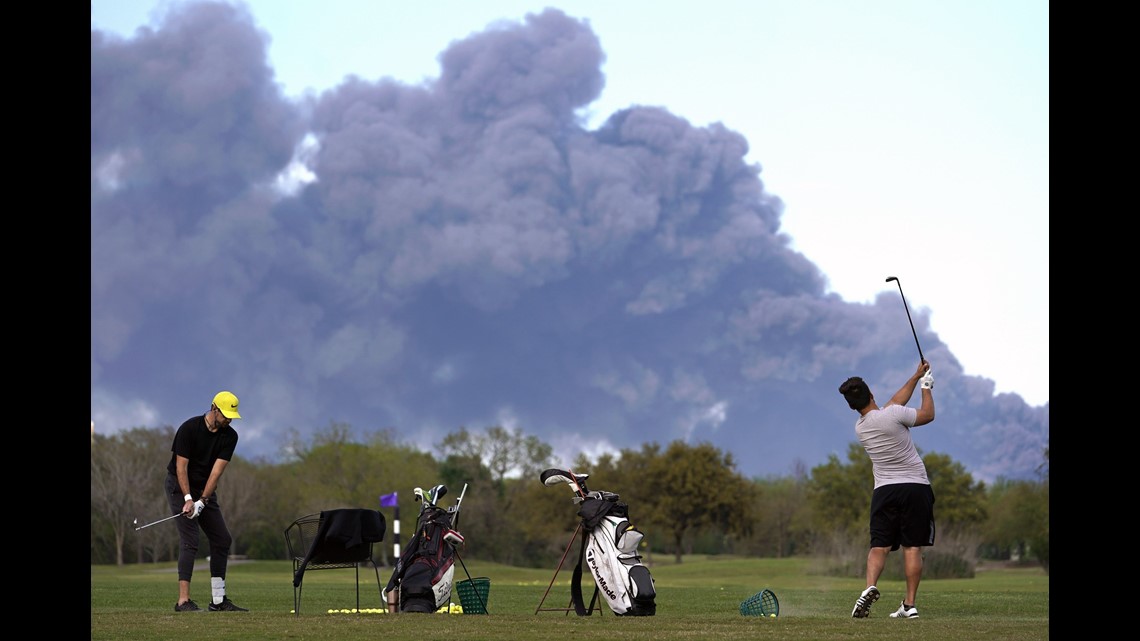 Fore! Smoke from chemical fire did not deter these golfers in Texas ...