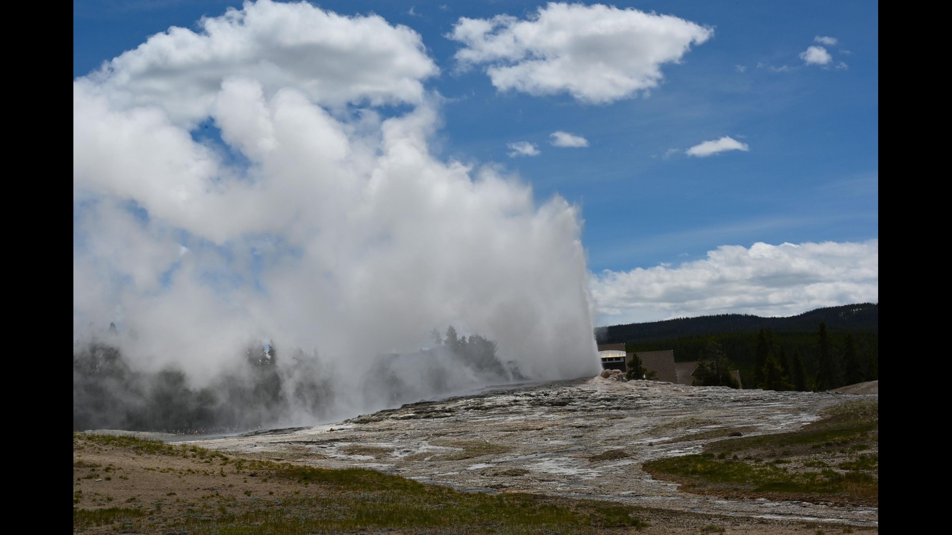 Man suffers severe burns after falling into hot spring at Yellowstone ...