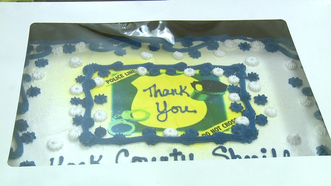 Cakes for cops | fox43.com