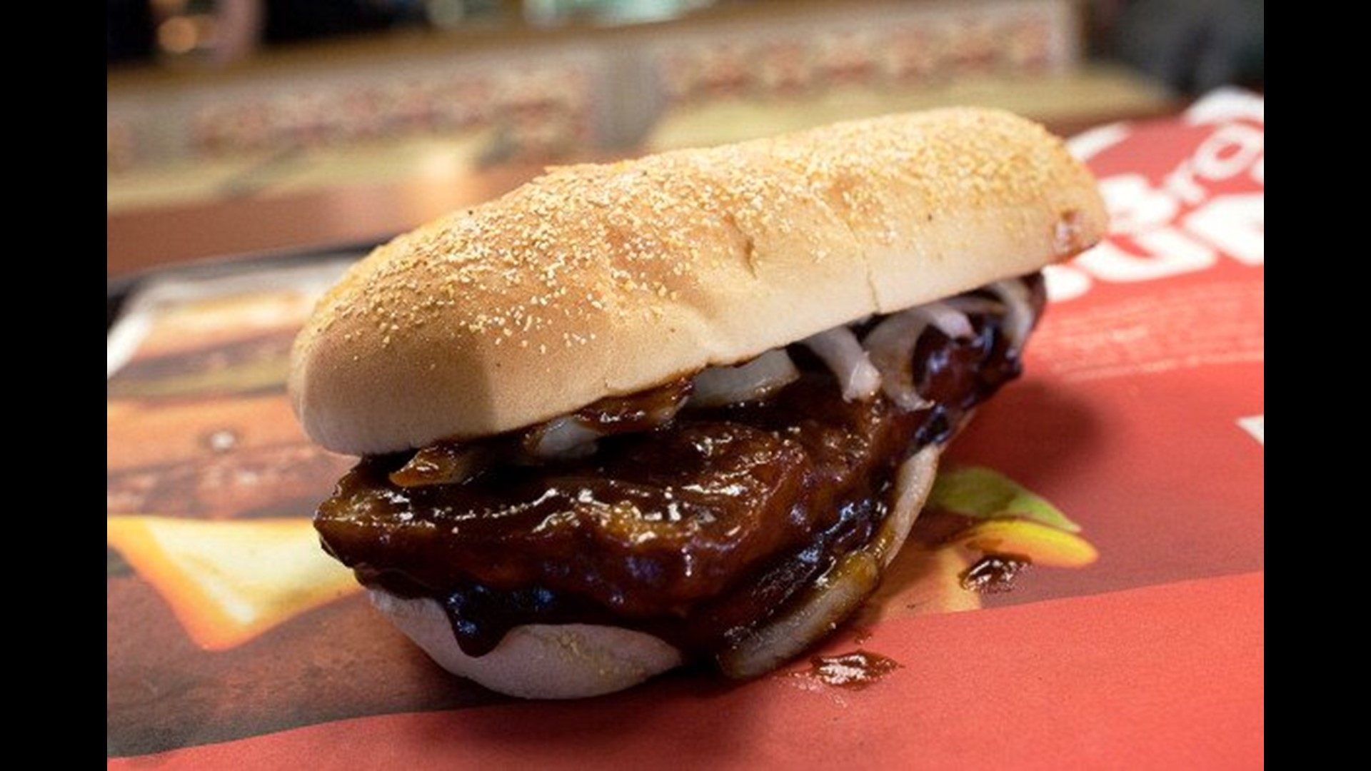 McDonald’s is bringing back the McRib sandwich | fox43.com