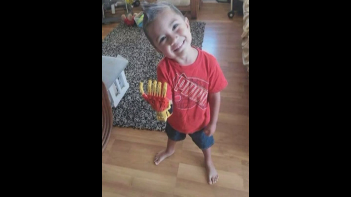 Little boy born without fingers gets robotic Iron Man hand from 3-D ...