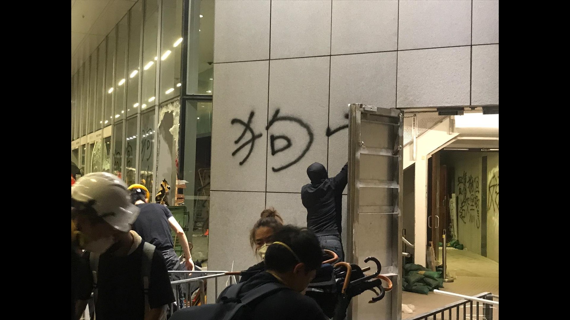Hong Kong: Police launch tear gas after raising warning banners | fox43.com