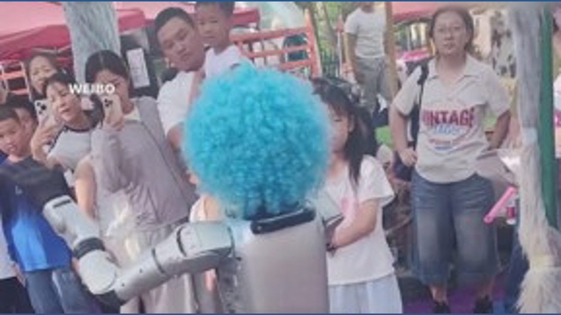 Robot kicks child during martial arts performance | fox43.com
