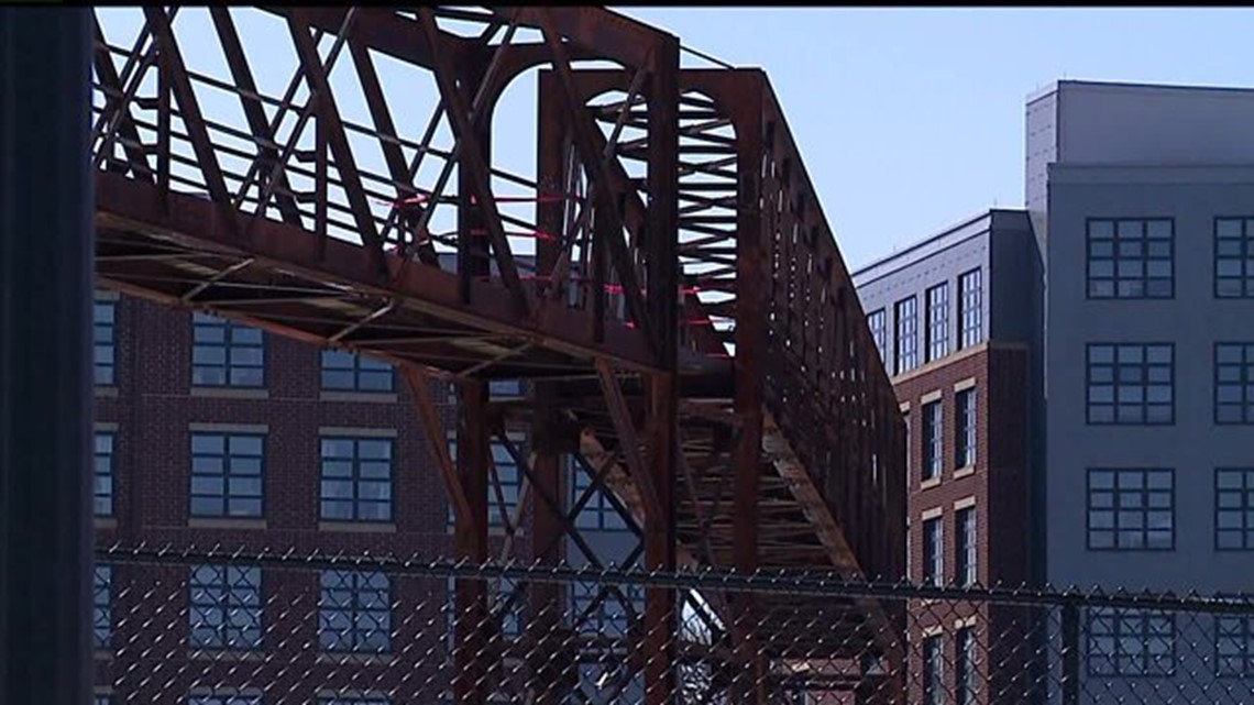 Liberty street pedestrian bridge dismantling | fox43.com