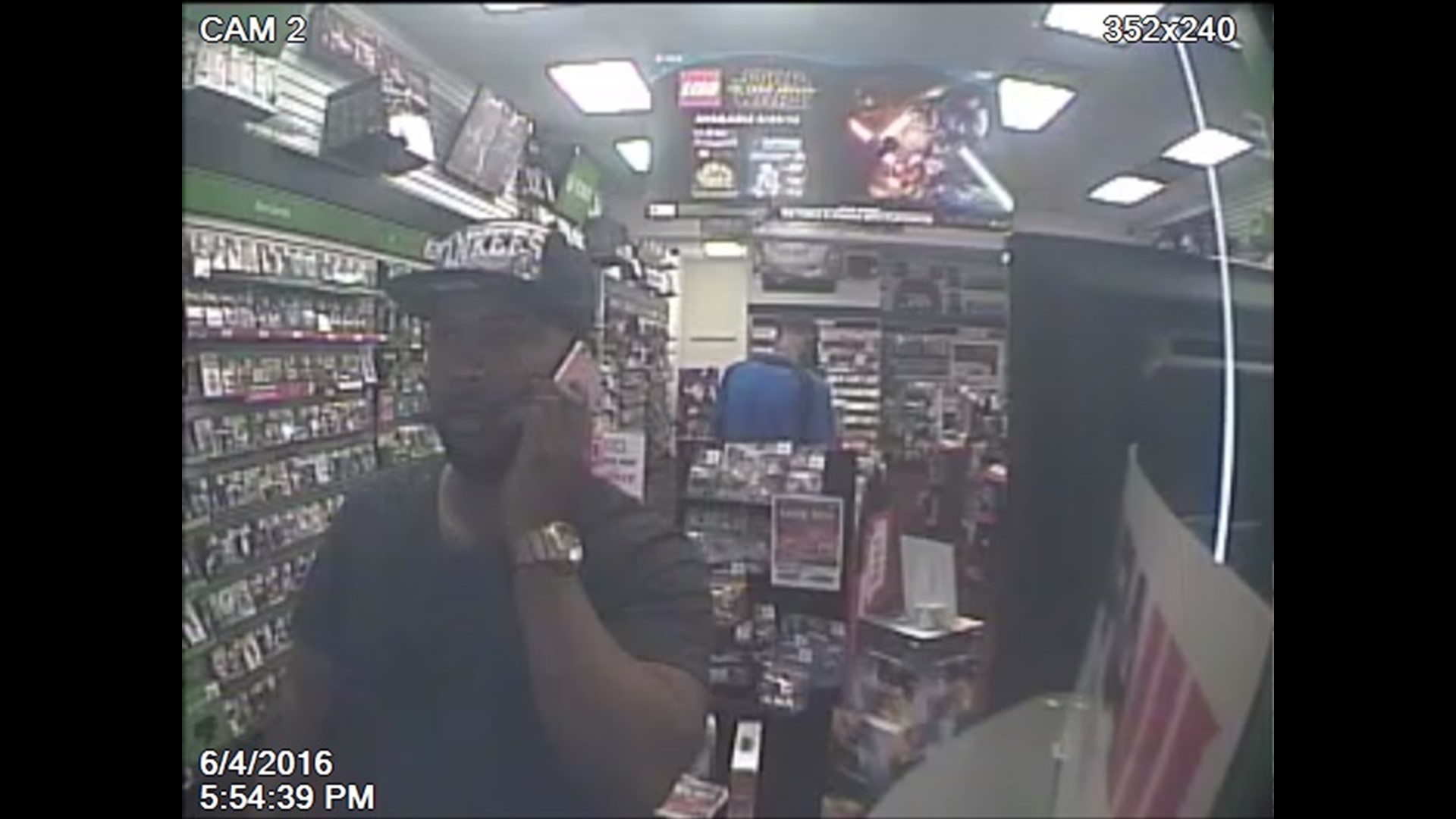 Distraction thieves steal video games | fox43.com