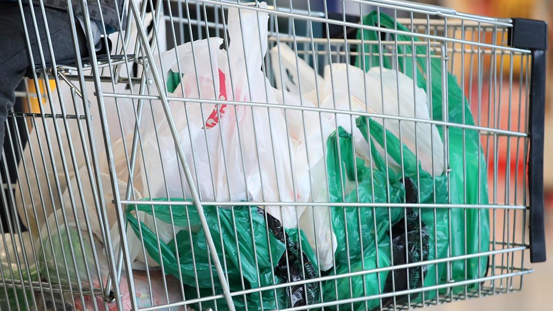 State law against municipal plastic bag bans on track to end | fox43.com