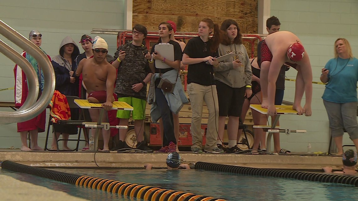 14-year-old swimmer born with one arm and no legs inspires coaches ...
