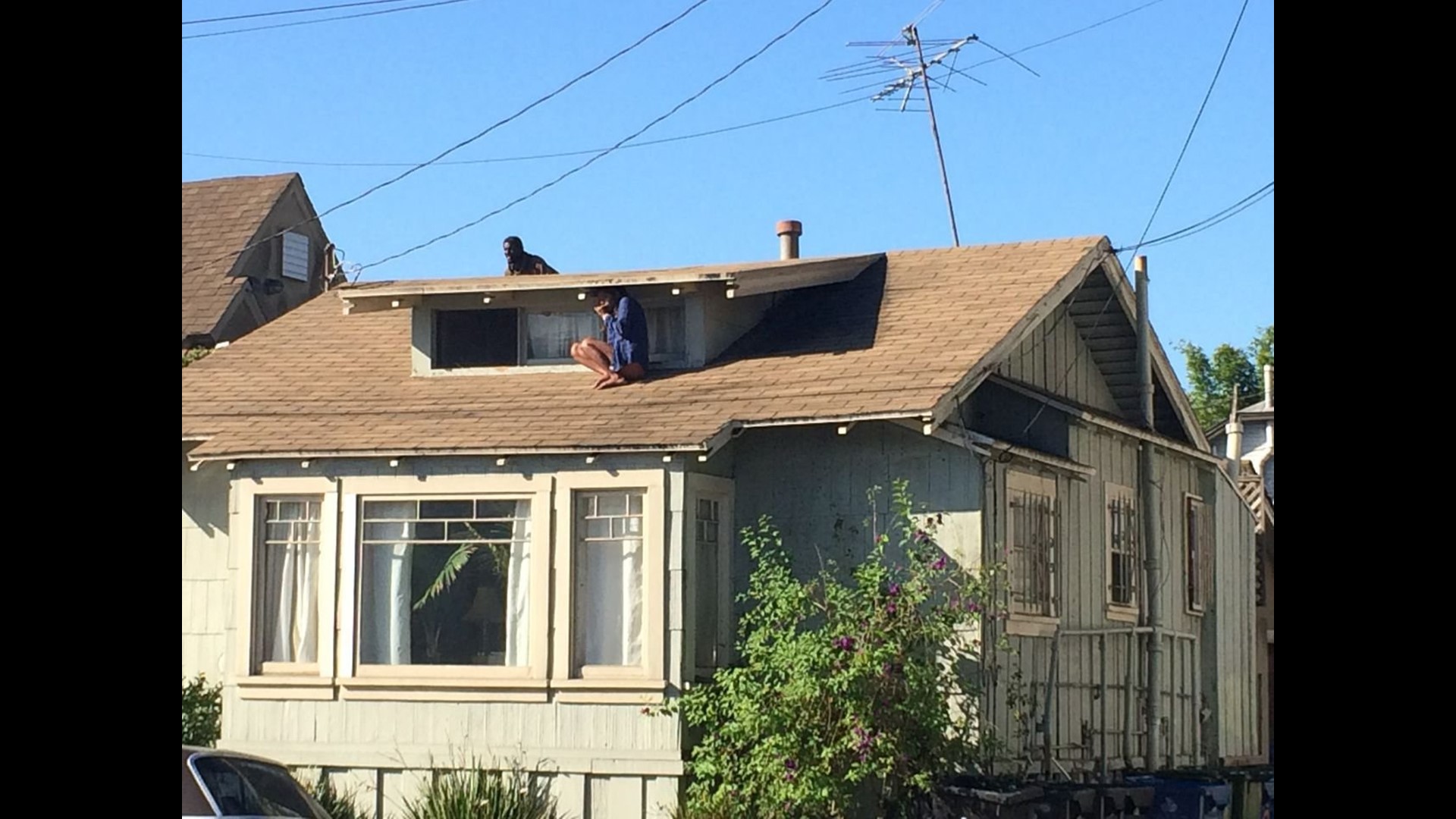Actress flees to rooftop after transient breaks into her home | fox43.com